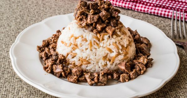 Kavurmalı Pilav (Pilav Üstü Et) Tarifi, Nasıl Yapılır? - Yemek.com