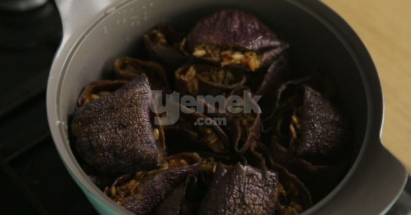Zeytinyağlı Kuru Patlıcan Dolması Tarifi, Nasıl Yapılır? (Resimli ...