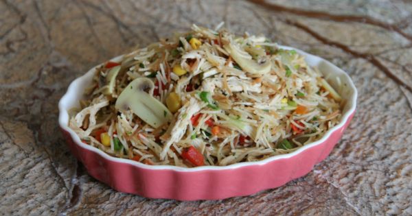 Şehriyeli Tavuk Salatası Tarifi, Nasıl Yapılır? - Yemek.com