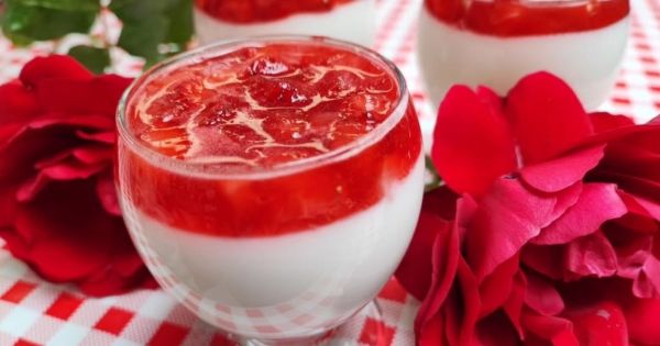Kupta Çilek Soslu Muhallebi Tarifi, Nasıl Yapılır? - Yemek.com